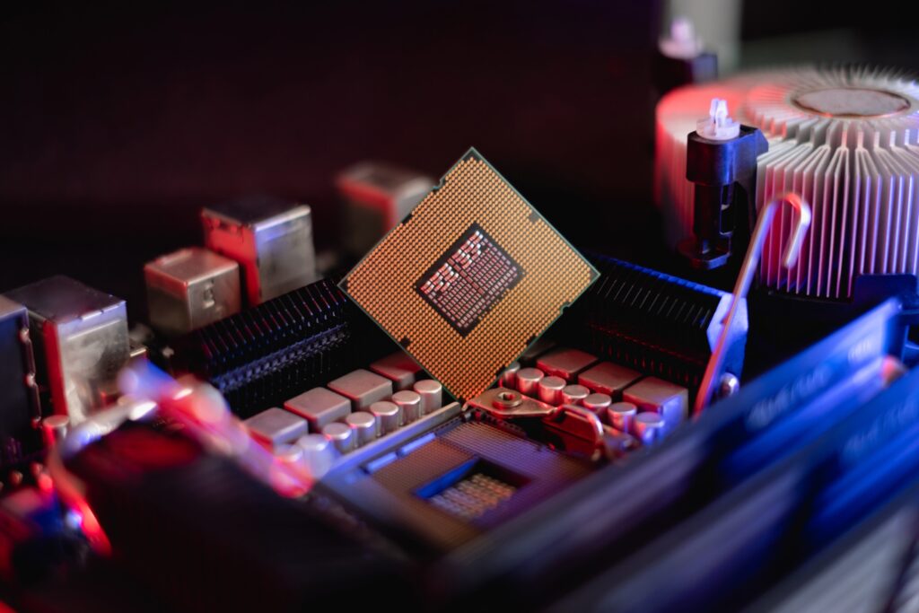Bătălia giganților: AMD vs Intel – Ce trebuie să știi în 2026 și care ...
